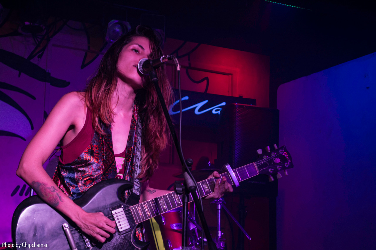 'A Veces', el retrato de la respuesta que no llega realizado por Alice ...